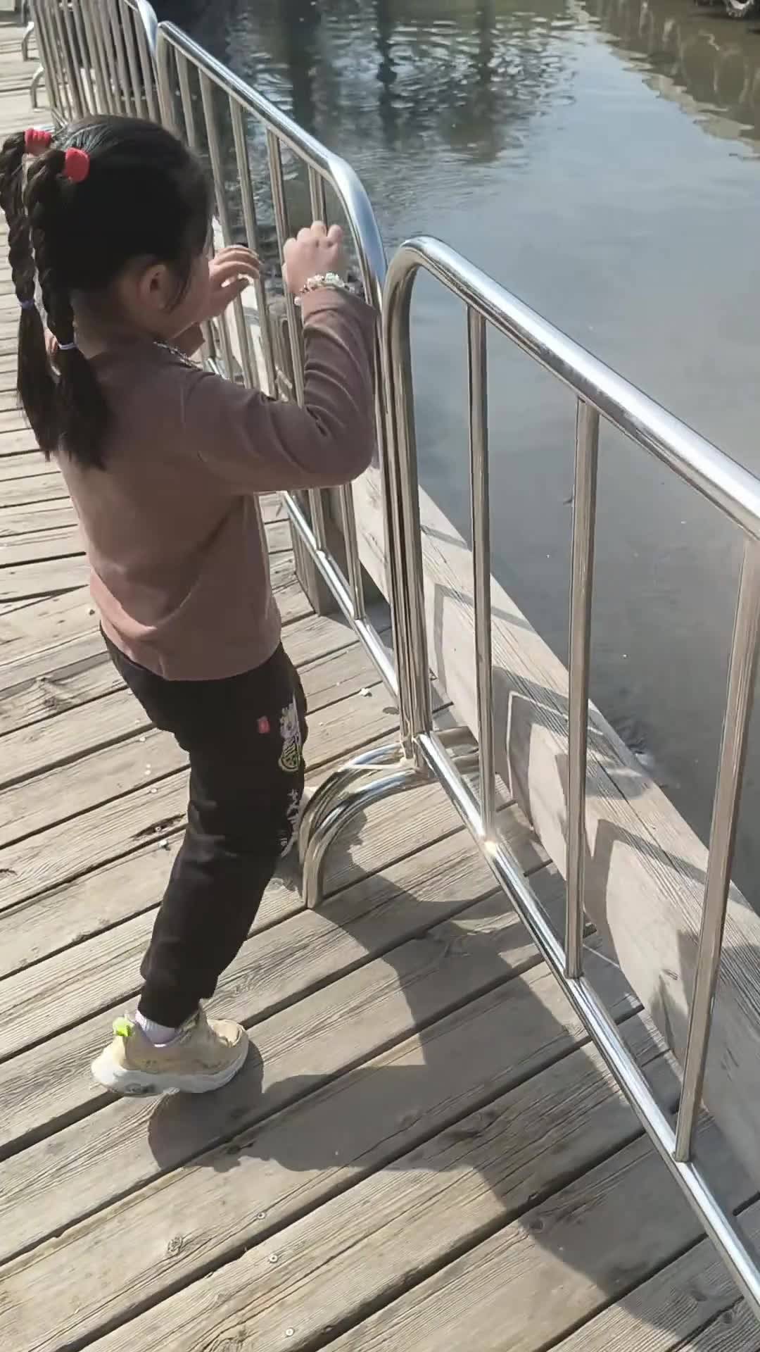 爸爸坑娃让萌娃数鱼,萌娃气急败坏:它不动你也数不了