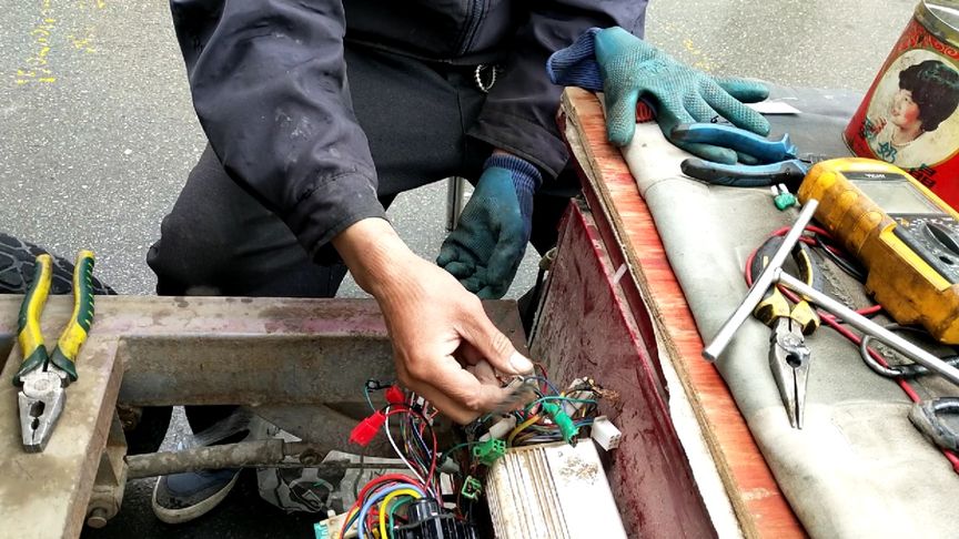 电三轮刹完车不走了后轮还抱死,出现两个问题控制器坏和线路粘连