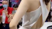 净身高180厘米的顶级车模上班认真的样子真美@张芮尔(21:30直播)#...