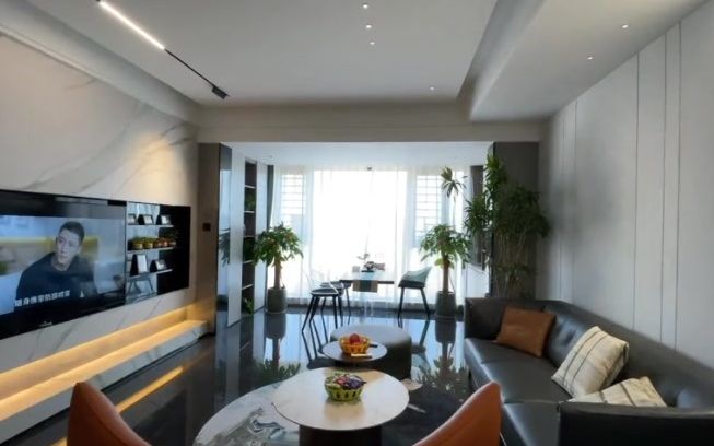 电视背景用的是岩板,沙发背景硬包