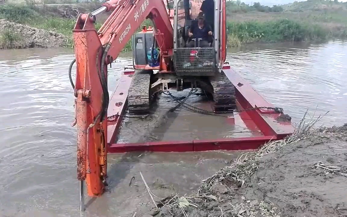 【挖掘机】用小船载挖机在水上作业,这样干有点不安全