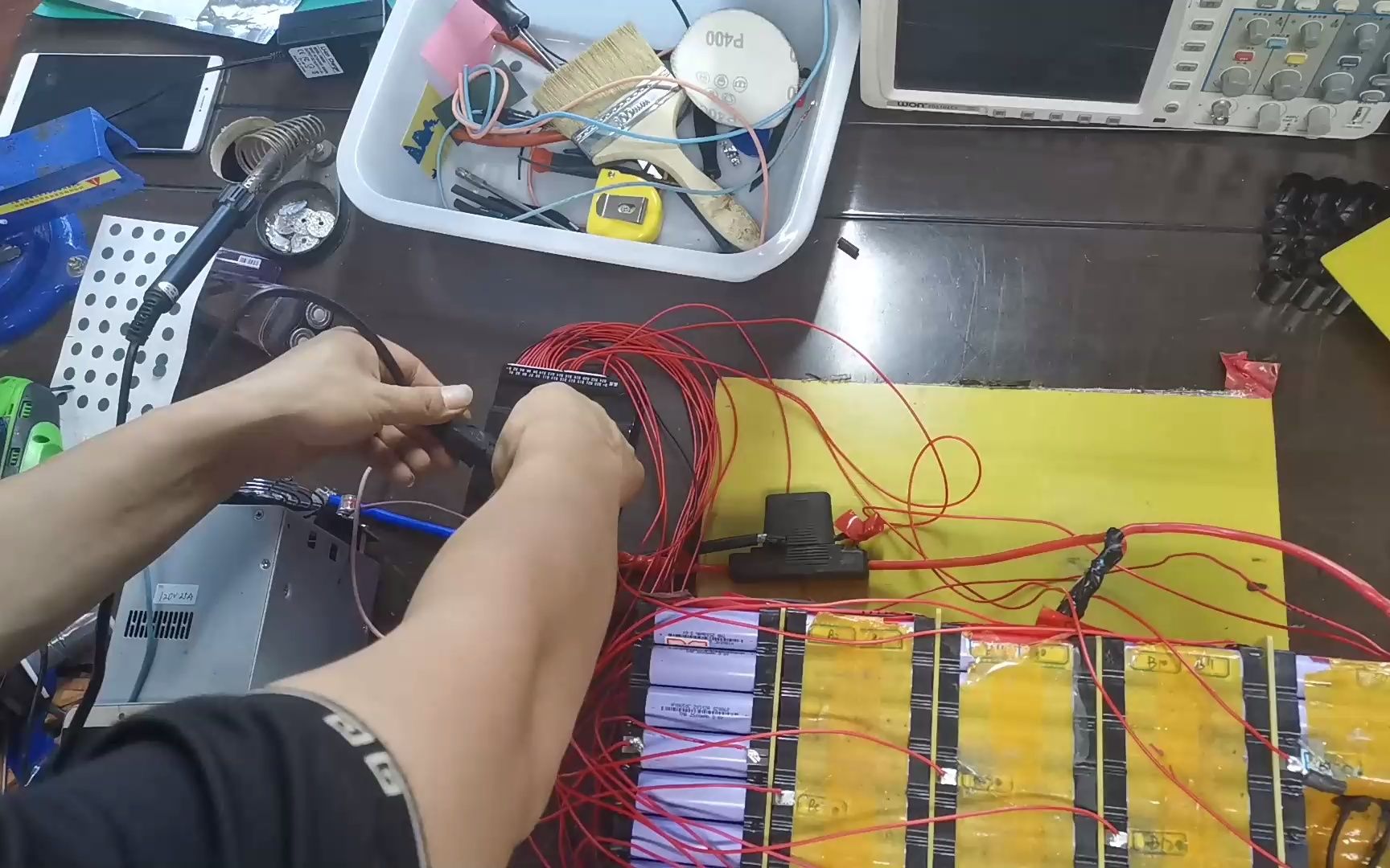 进水电动车锂电维修!把电池连接好接上均衡器先均衡电池