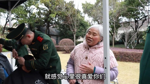 志愿服务进社区,军民鱼水一家亲