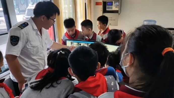 果然视频|为孩子们科普绿色出行安全乘车知识,齐鲁志愿者在行动