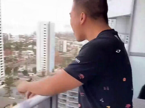 来自邻居的亲切问候,后来被楼上邻居投诉了!