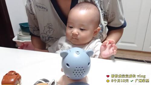 五个月宝宝手指精细动作训练 拍飞一桌玩具