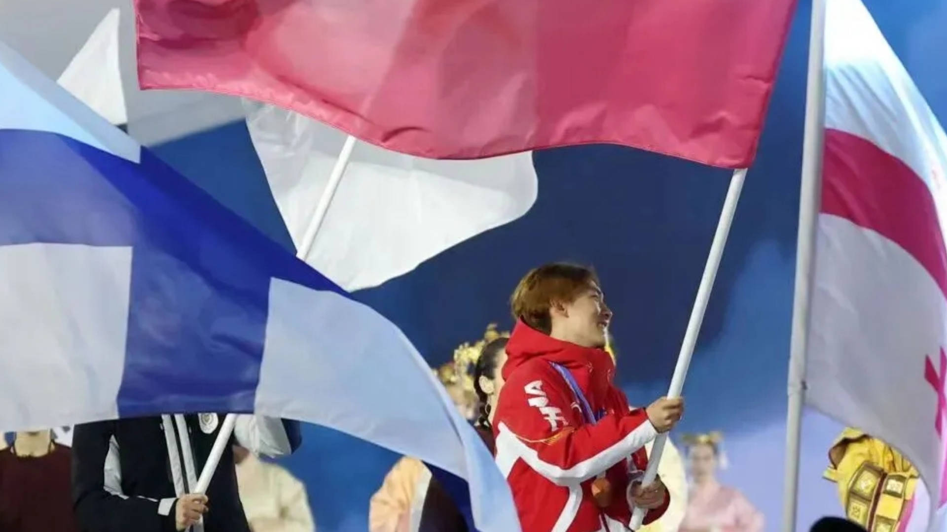 苏翊鸣高举五星红旗入场!米兰冬奥会闭幕!
