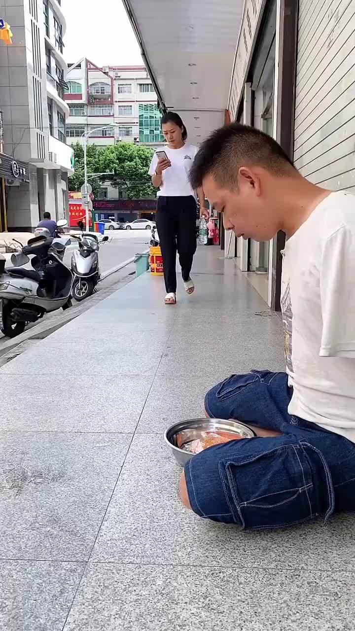 送外卖途中发生的一幕……