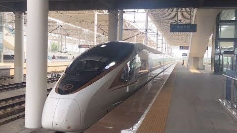 实拍“复兴号”高铁抵达德州东站