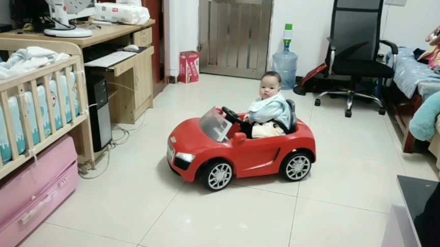 6个多月的宝宝,很喜欢玩电动玩具车,宝爸连夜带着玩