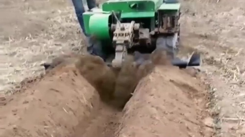 安徽农村毕业大学生发明,自动翻土机有了这机器,以后农民伯伯轻松...