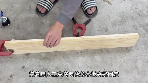 男人制作多孔砖块的浇铸模具,真的是太牛了