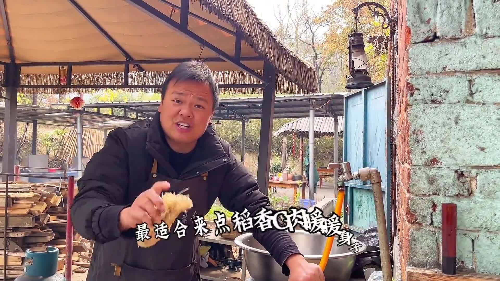 在寒冷的冬天,一定到尝尝湖南这道特色美食,吃完后,真是不简单