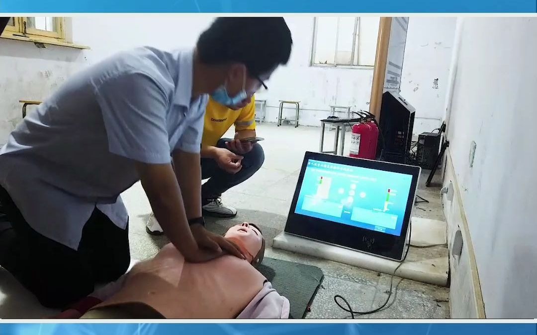 单人心肺复苏教学现场:电工焊工都要学,关键时刻有大用!