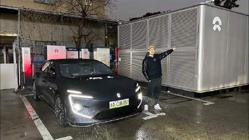 蔚来充电桩给阿维塔12充电!实测结果出乎意料,双方表现都惊艳