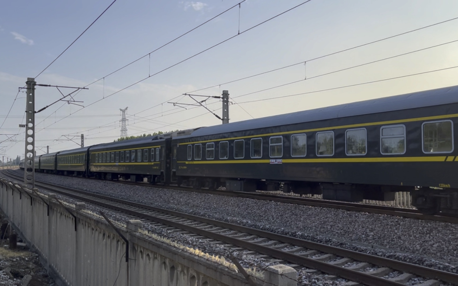 K22次列车通过沙河大桥留客