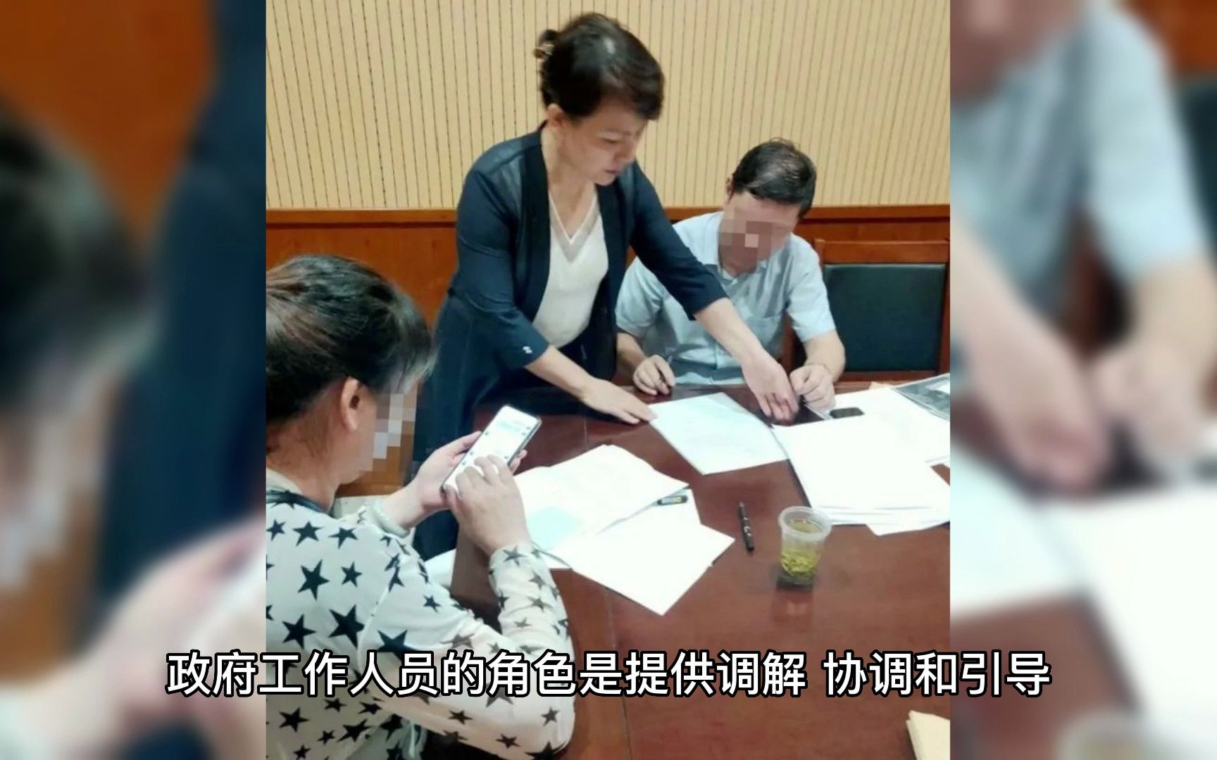 老头晚上去打牌,跨过别人家的篱笆墙,结果摔了,邻居老头的子女过来找...