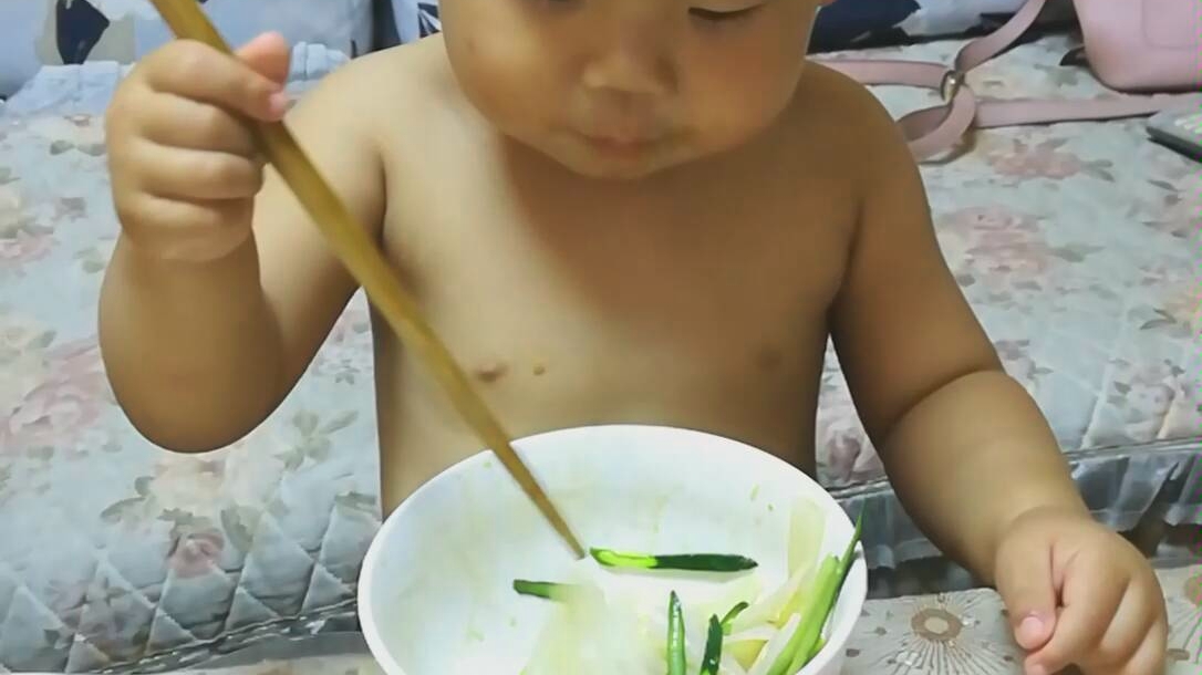 3岁的小朋友自己使用筷子