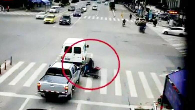 小轿车撞上电动车 交警反复查监控后判电动车全责 路人拍手叫好