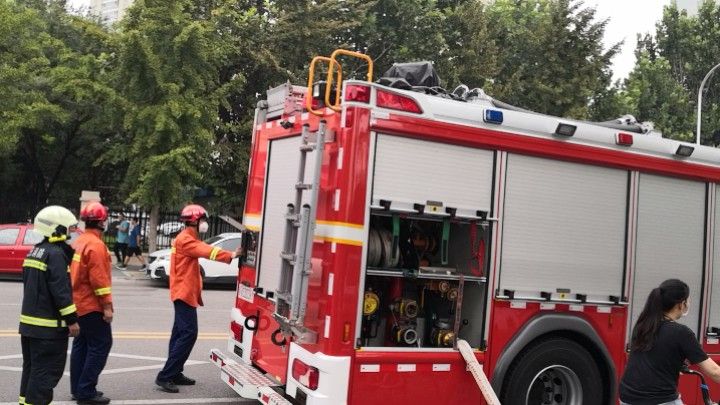 新能源电动汽车大冒白烟,惊动两辆消防车,电池安全隐患何时了?