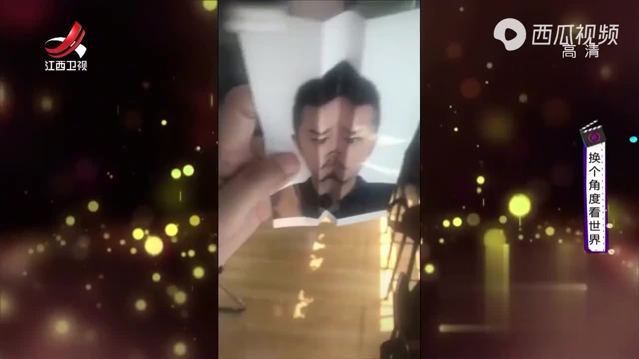 被俯视时他是愁眉苦脸,一被仰视他就暴露了:在心里偷着乐呢!