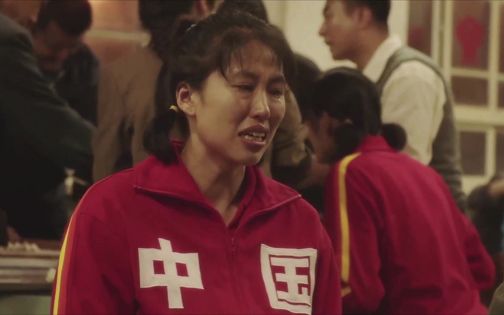 电影《夺冠》“团圆饭”片段,80年代女排演员父母本色出演