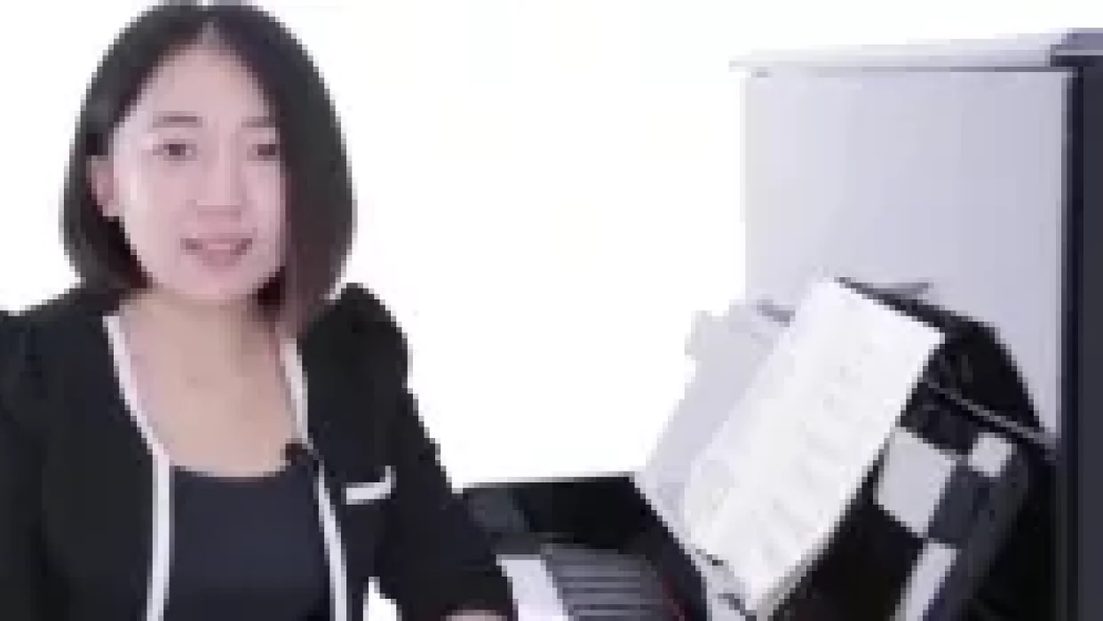 钢琴和弦指法教学,弹奏时要注意看曲谱,老师给你示范