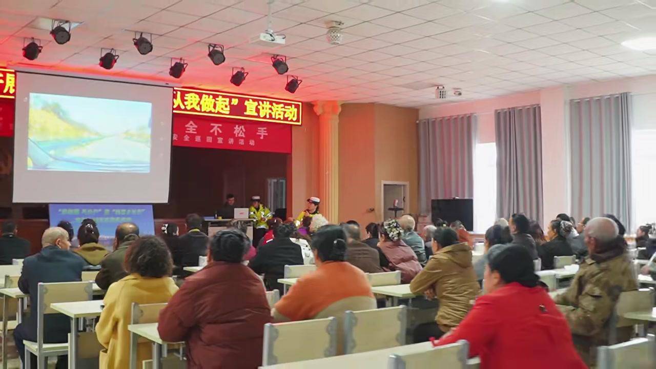 "伊宁县交警开展"美丽乡村行"交通安全巡回宣讲活动"零距离"守护乡村平安路"!编辑:朱琳制作:高月晨吾米然