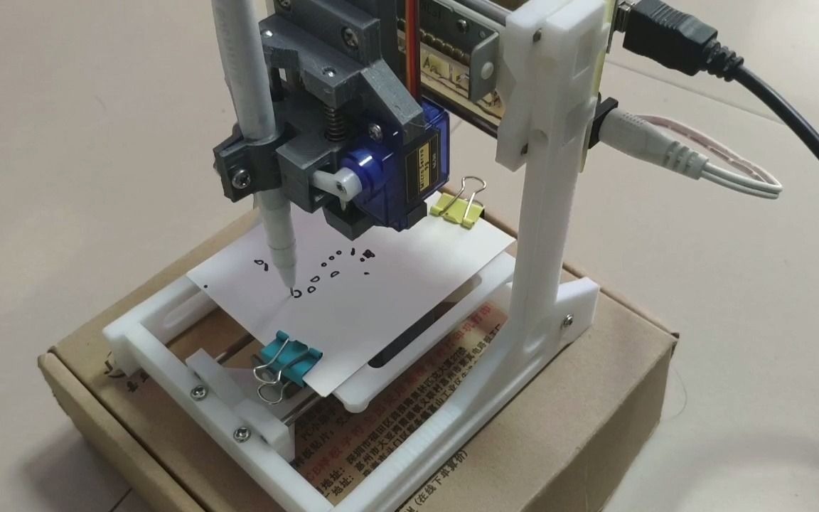 ...的激光雕刻机换下激光头改成简易舵机驱动的笔夹,马上变身迷你绘图仪