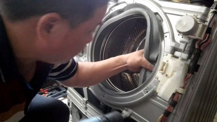 松下滚筒洗衣机全拆清洗,老张拆卸观察窗胶圈的过程