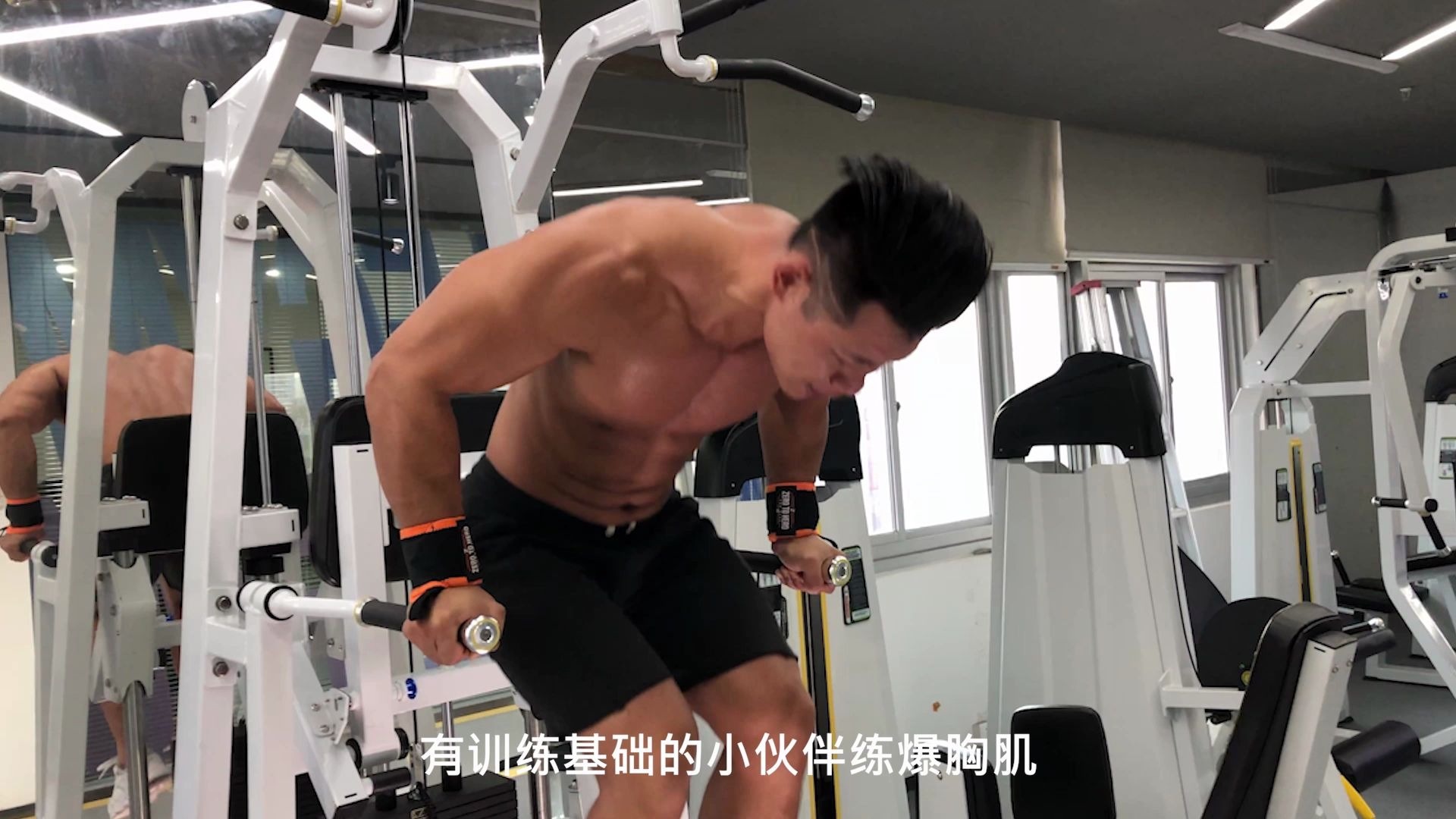 胸肌训练-双杠臂屈伸