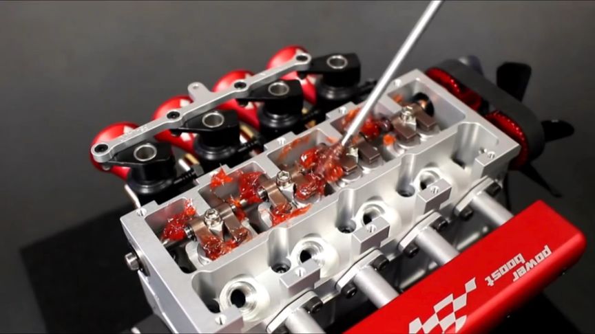 直列四缸发动机模型组装,麻雀虽小五脏俱全居然是烧油的还有水冷