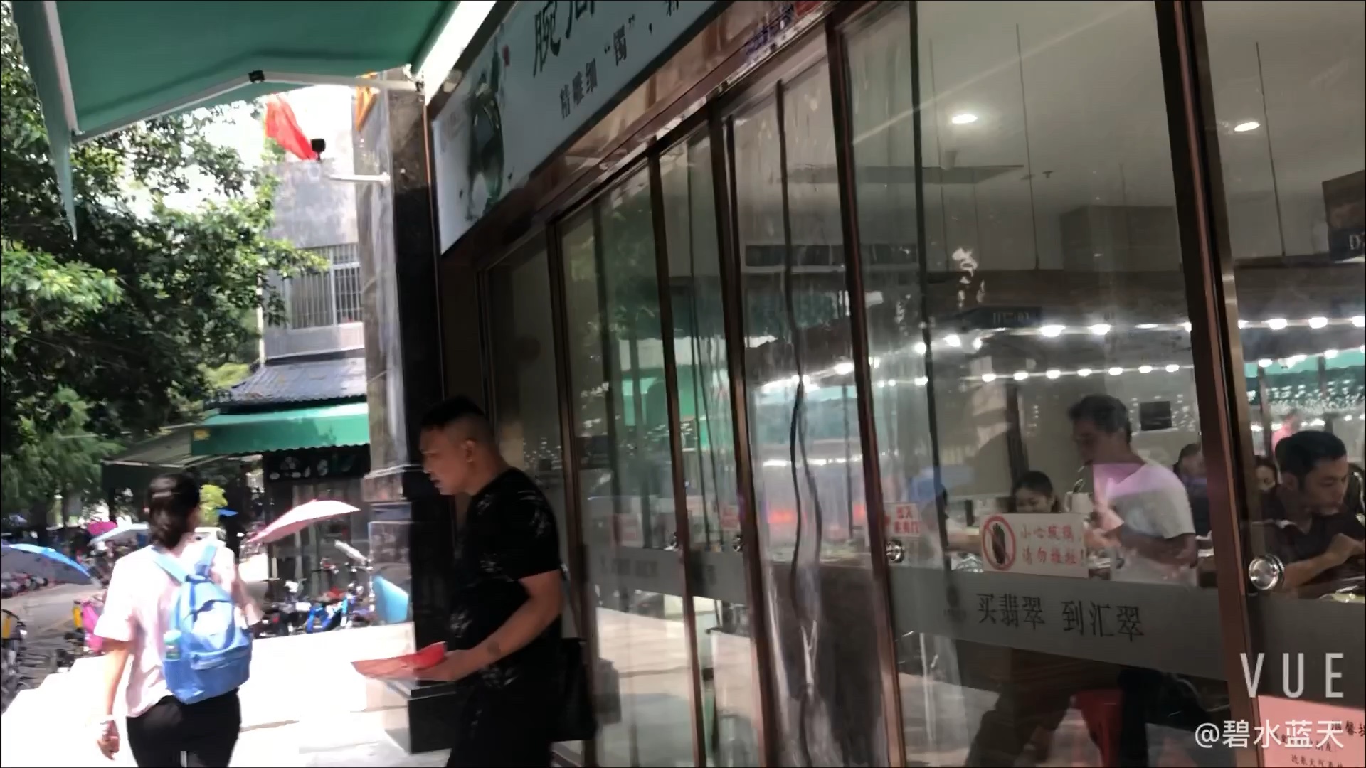 发个库存,在平洲找翡翠手镯的视频,拿货基本就是这种状态