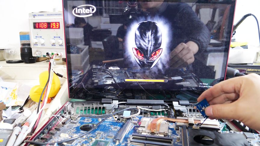 网友带电拔插外星人的显卡,这主板还有救吗