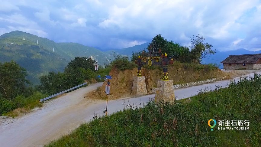 四川磨西镇,当地少数民族男生带你参观旅游区看不到的风景