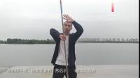 孙悟空金箍棒背后转棍技巧,武术教练3分钟教你学会