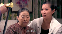 丈夫要看存折,妻子不乐意,丈夫却直接抢来银行卡
