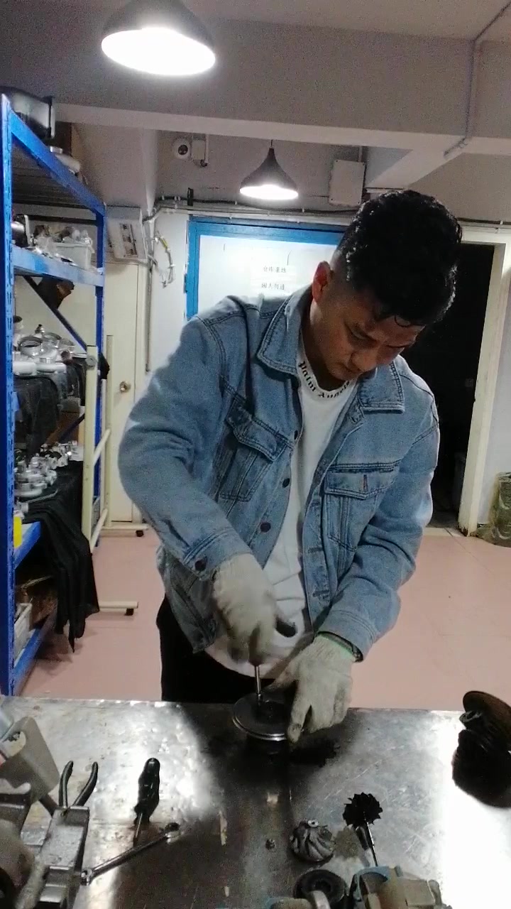 涡轮增压器机芯拆卸