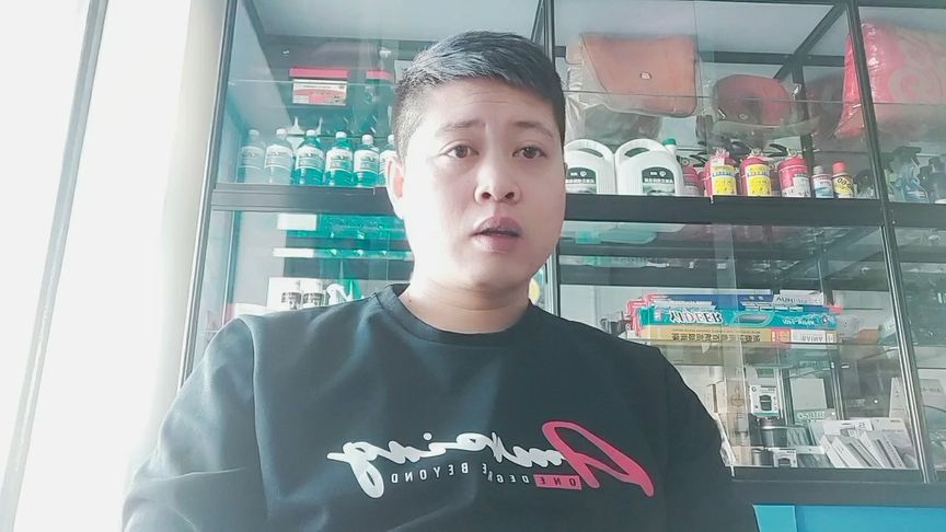两个孩子上课时候总是打闹,请求老师调换座位,老师不给调。