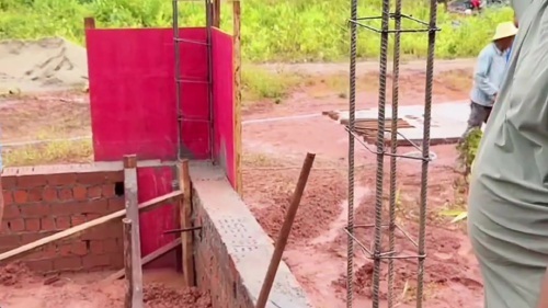 挡土墙和柱子的缺口现在关上模板浇筑混凝土更为方便