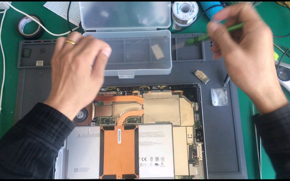 微软surfacepro4电脑维修不开机秒杀 客户反应不充电实则不开机