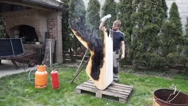 好好的沙发椅,老外却用火烧成碳化木,原来做旧就是这样操作的