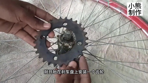 年轻小伙的惊人之举竟然让普通自行车变成了炫酷电动车,究竟是如何...