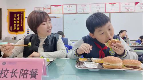 校长陪餐真相:是责任担当还是作秀表演?