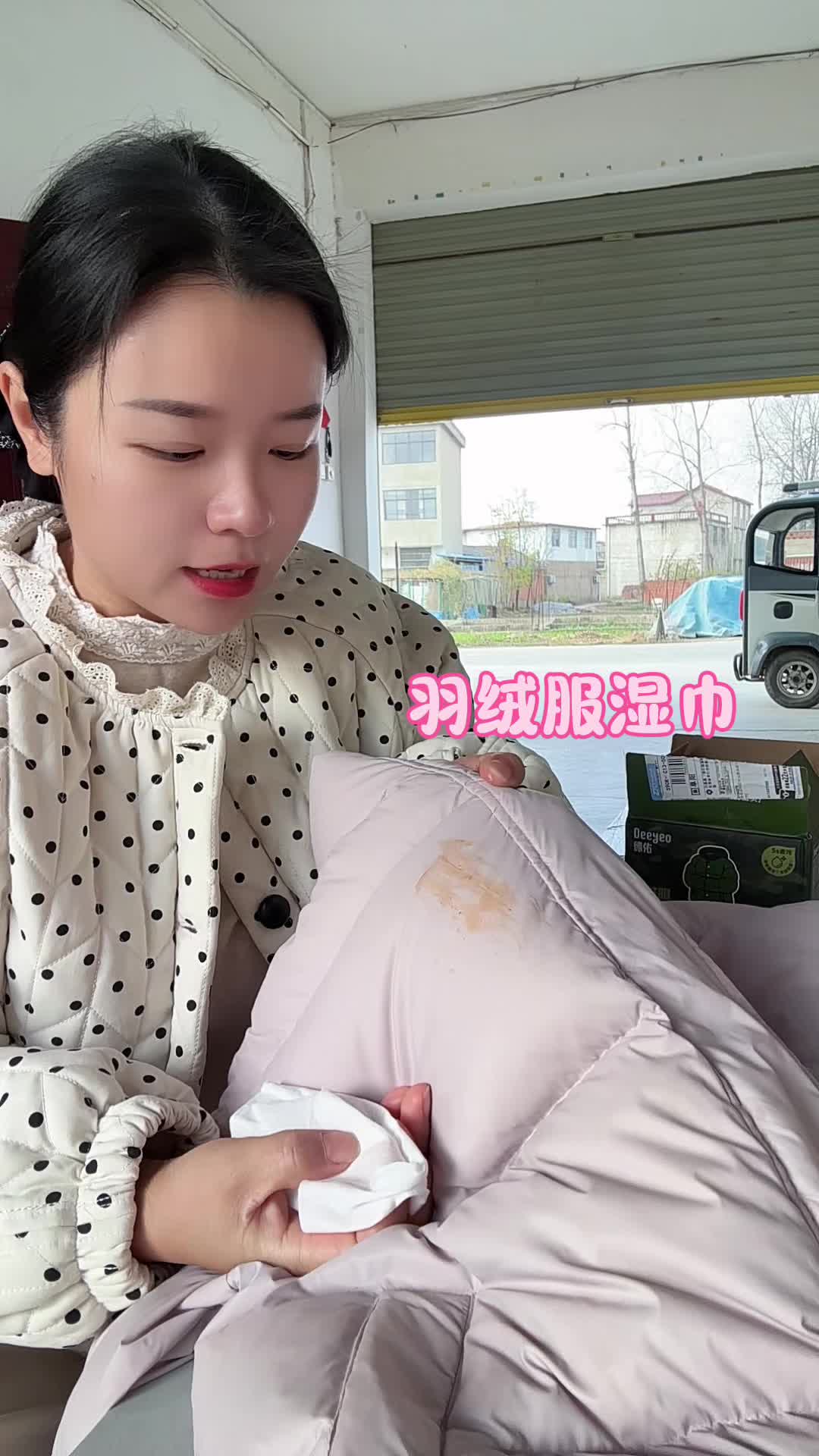 羽绒服一个冬天我都不洗,不是成坨就是不暖和!脏了就用羽绒服湿巾...