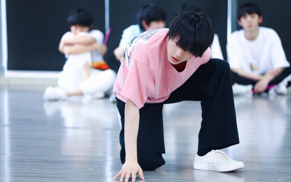【TF家族三代 | 苏新皓】连震!14岁练习生惊艳自编舞 打破质疑!