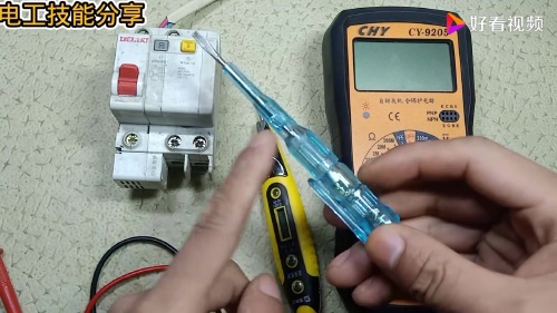 万用表如何快速找出火线和零线？老电工这招真好用，可算长见识了