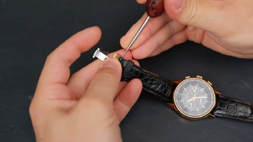 嫌用久的奢侈品皮表带太难看?看手艺人纯手工新配的这款怎么样