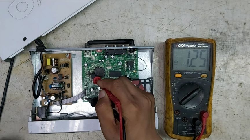 机顶盒通电不开机,师傅误判了零件,但结果很完美