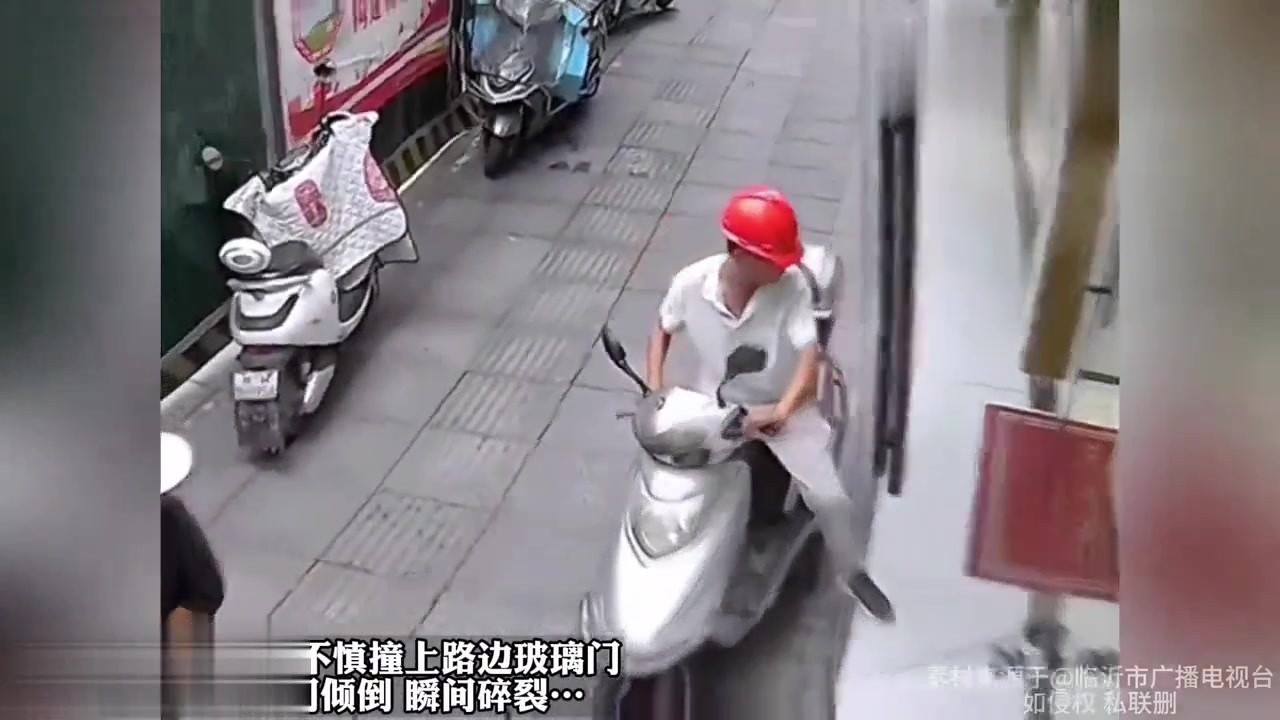 男子骑车时不慎撞上路边玻璃门,下一秒玻璃门倾倒瞬间碎裂…
